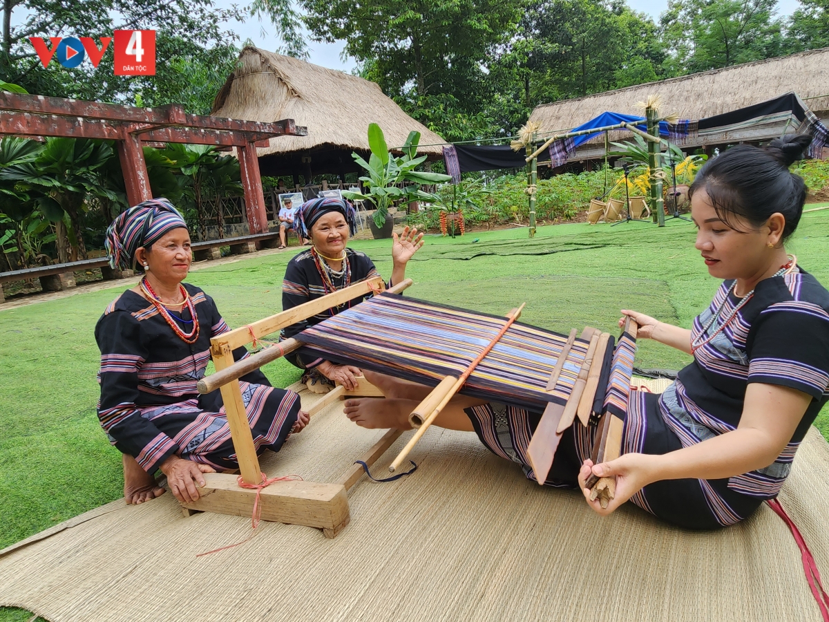 Thổ cẩm làng Teng - Di sản quý của người H'rê | VOV4.VOV.VN