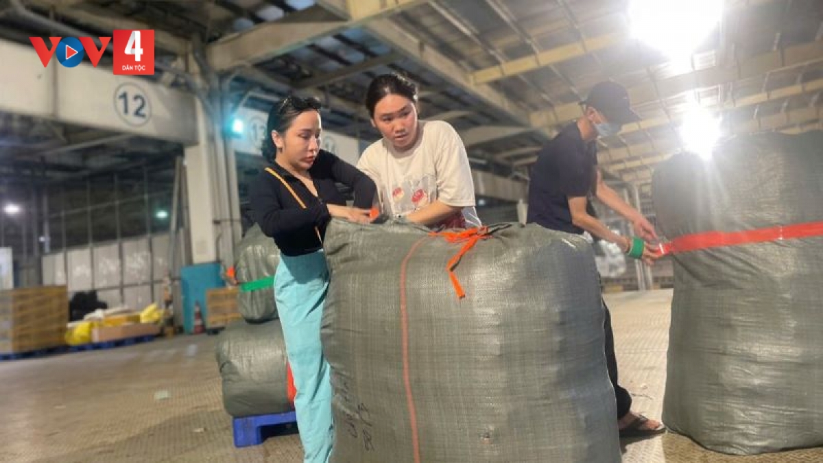 Người dân TP.HCM trắng đêm tất bật gửi hàng hoá cứu trợ vùng lũ | VOV4 ...