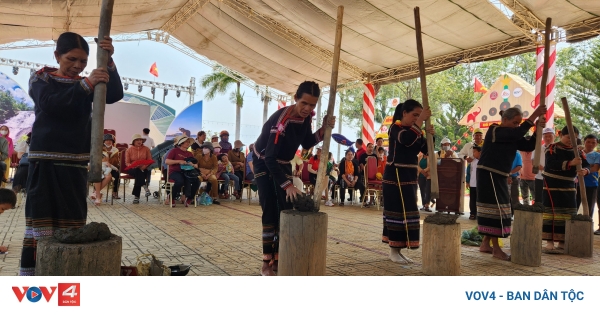 Kỹ thuật làm gốm của người M'nông | VOV4.VOV.VN