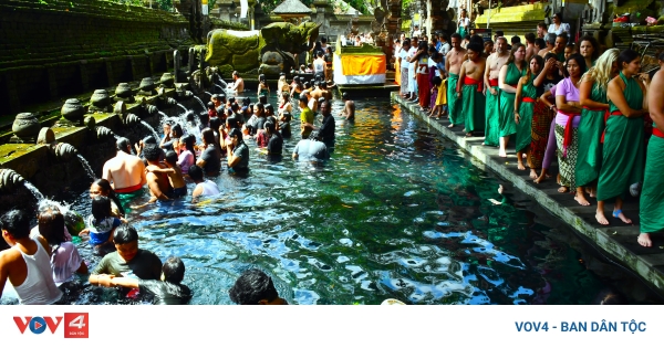 “Chữa lành” với nghi lễ tắm nước thiêng ở Đền Pura Tirta Empul | VOV4.VOV.VN