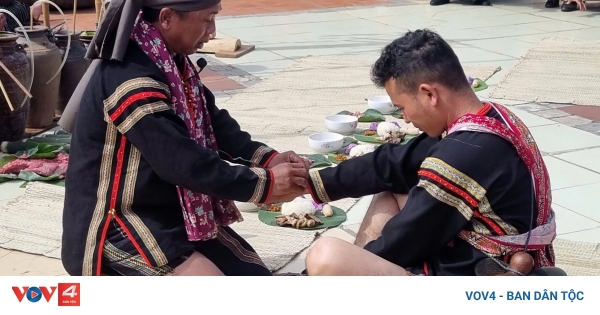 Tháo vòng đồng: Nghi lễ đánh dấu sự trưởng thành của người Ê Đê | VOV4.VOV.VN
