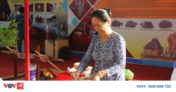 Người phụ nữ Chăm nặng lòng với nghề gốm ở Bình Thuận | VOV4.VOV.VN