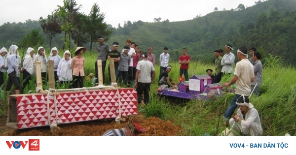 Báo hiếu mẹ cha bằng nhà táng, cây tiền | VOV4.VOV.VN